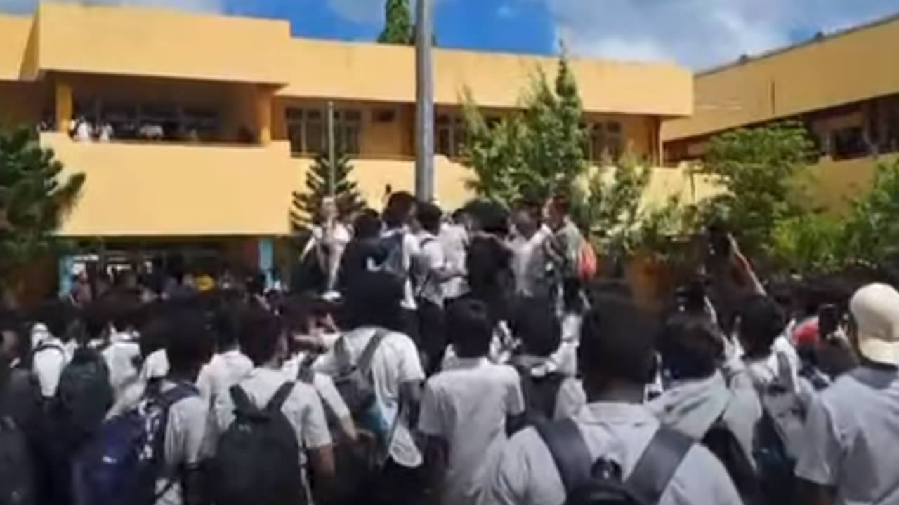 HSC cuvée 2025 : l’ambiance au collège James Burty David après la ...