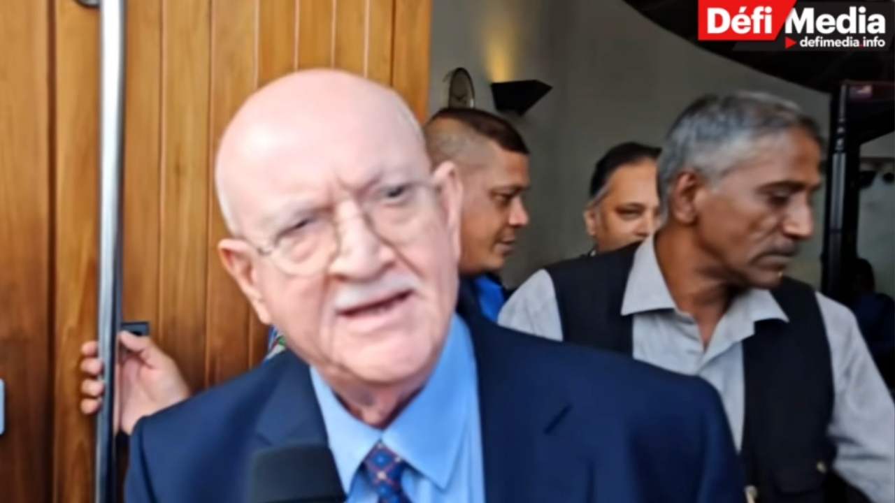 Bhagwan après la démission de Bérenger : « Se koltar kinn fer mwa, se ...