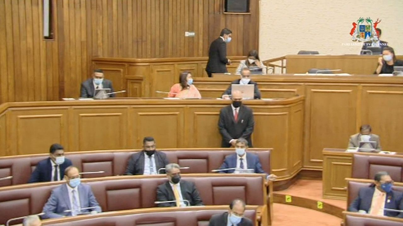 Assemblée nationale : Sooroojdev Phokeer demande au Deputy Chief Whip ...