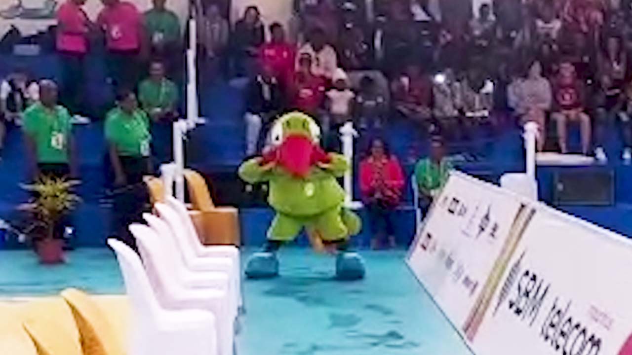 JIOI : Booty shake de Krouink à Rodrigues… la mascotte au top de sa ...