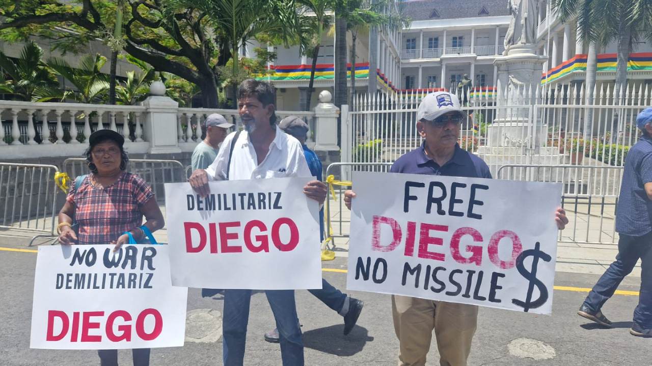 Manifestation pour la démilitarisation de Diego Garcia | Le Defi Media ...