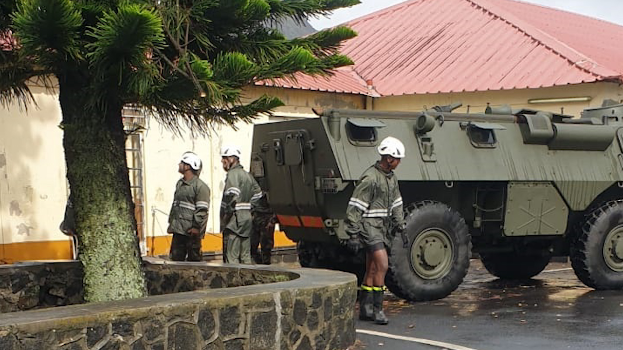 Maurice en alerte cyclonique 4 : des soldats de la SMF mobilisés à l ...