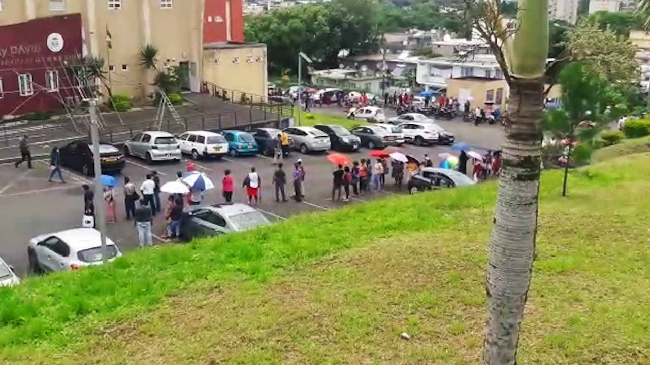 Booster dose : journée de forte affluence au gymnase James Burty David ...